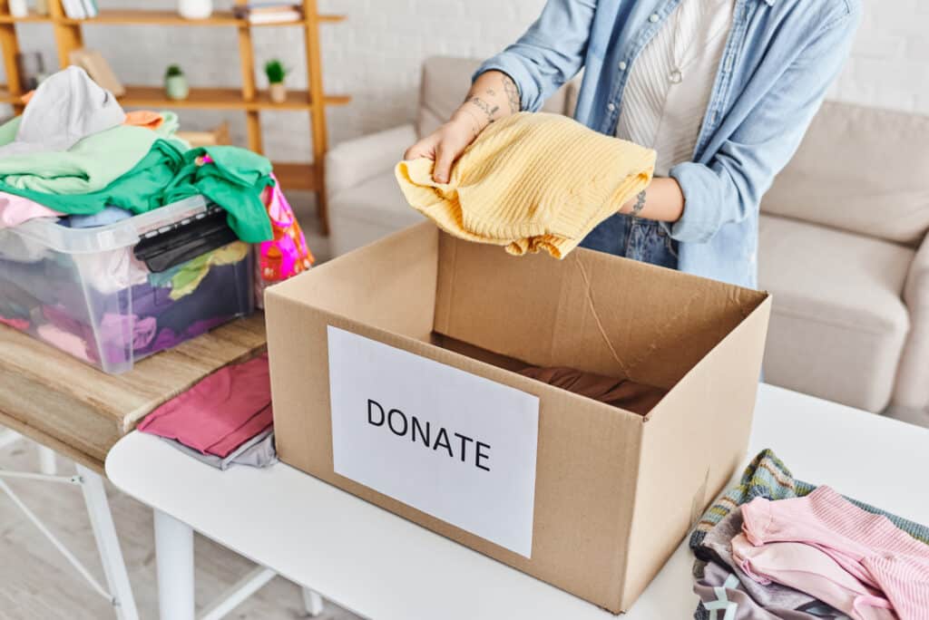 Organize Clothes for Donations: Quick Guide & Tips