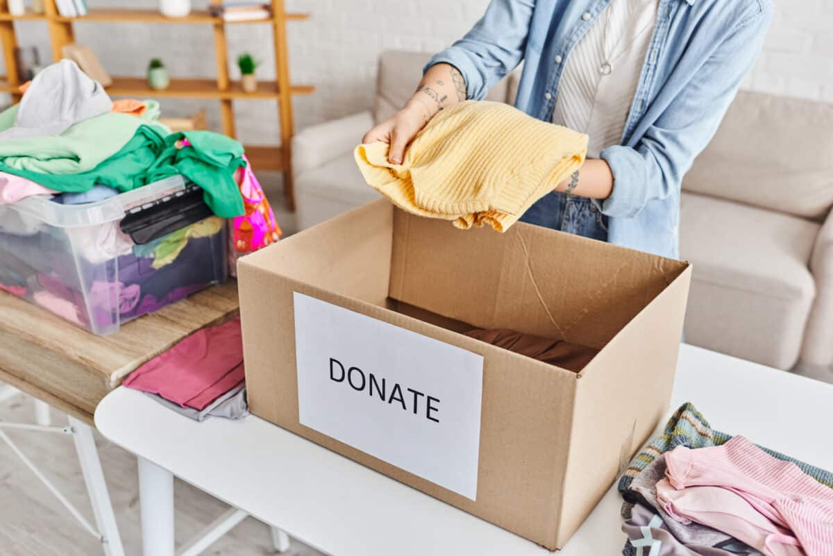 Organize Clothes for Donations: Quick Guide & Tips